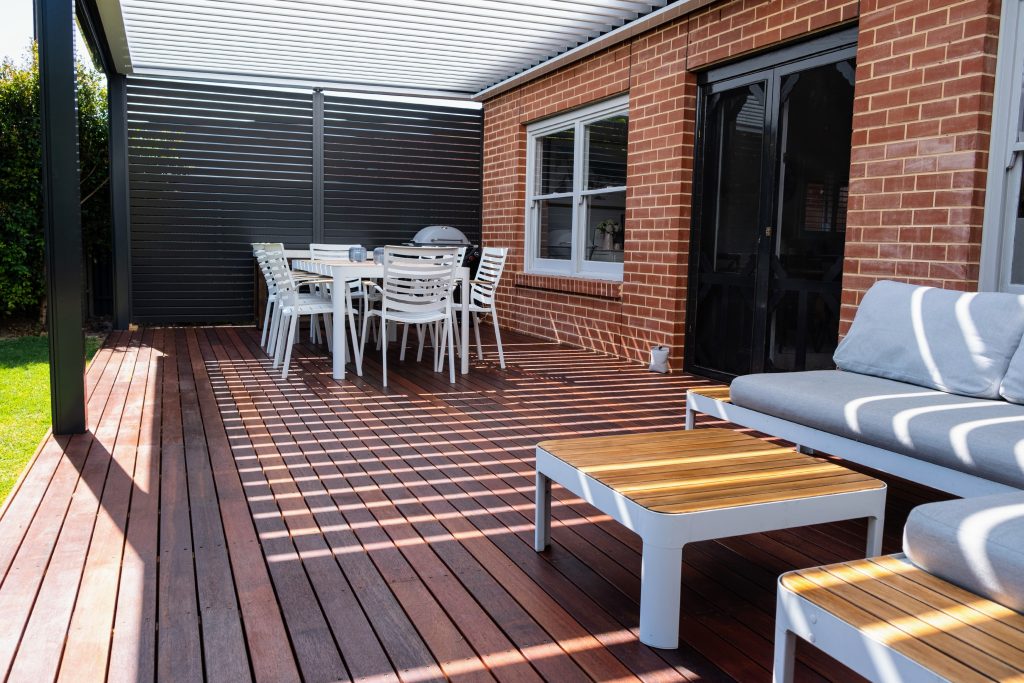 Brad and Emma, Low Merbau deck, colonel light gardens. - Spruce Quality ...